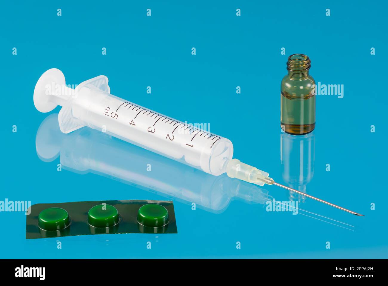 Closeup of a syringe, tablets and a vial with a serum Stock Photo - Alamy