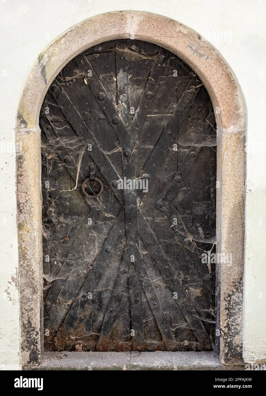 Medieval entrance door hi-res stock photography and images - Alamy