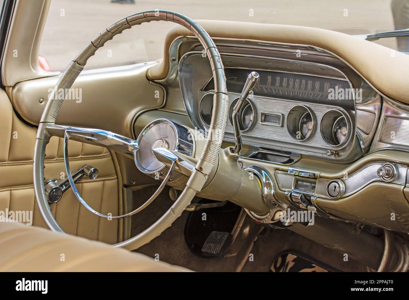 Vintage steering wheel of a classic old-timer Stock Photo - Alamy