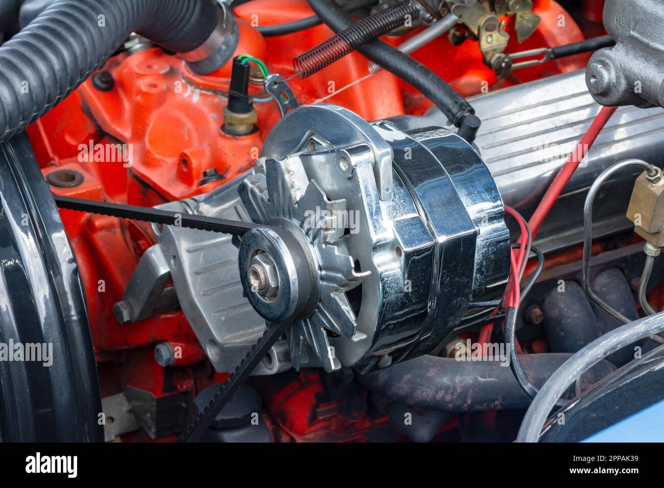 Motor of a vintage old-timer car Stock Photo - Alamy