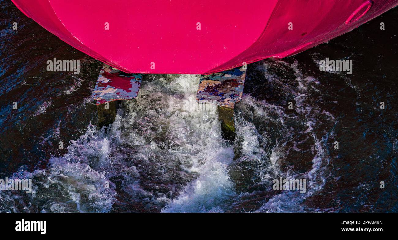 Stern wave of a pink moving vessel Stock Photo - Alamy
