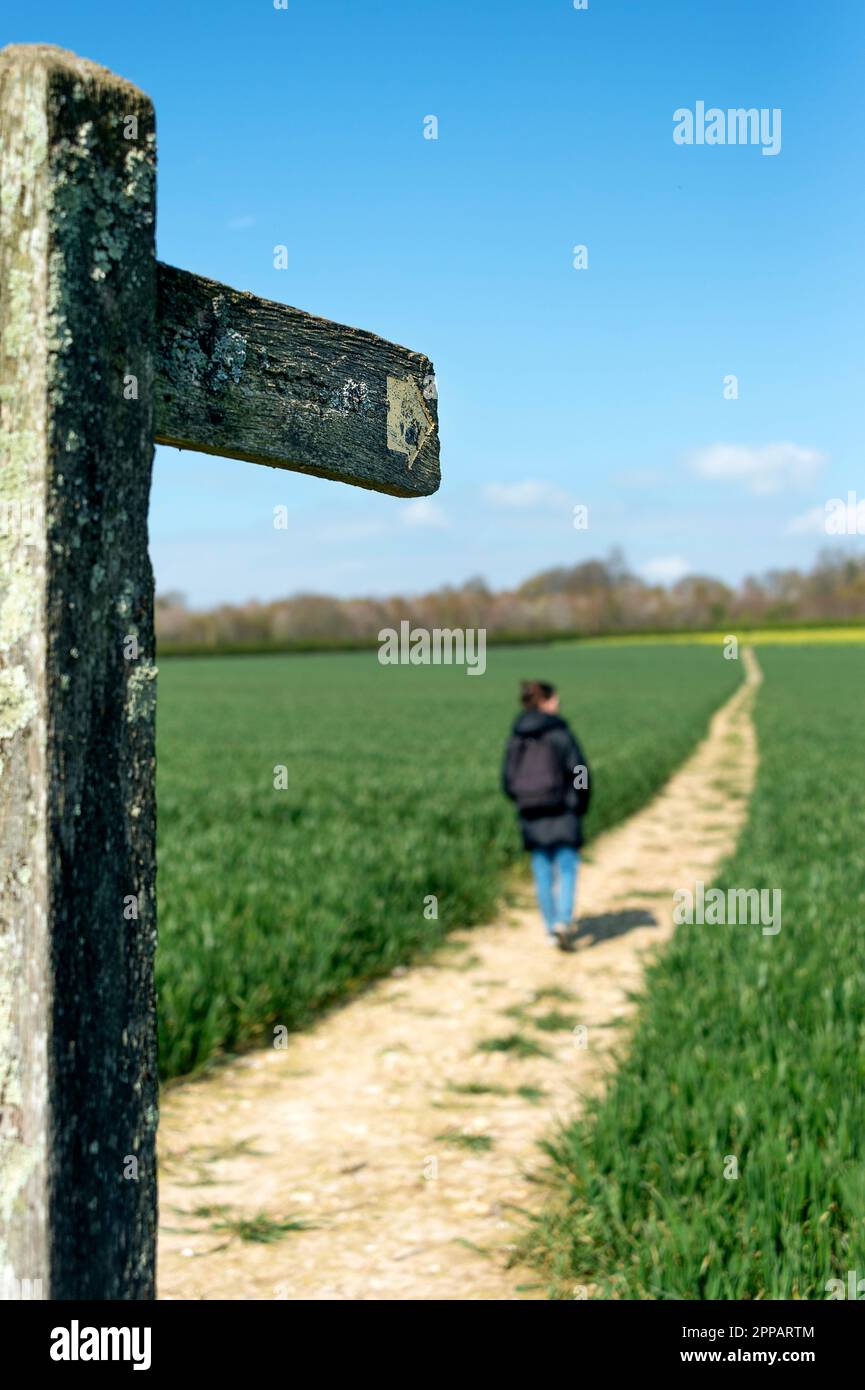 Walking sign countryside hi-res stock photography and images - Alamy