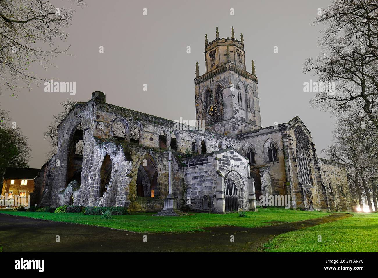 All saints church pontefract at night hi-res stock photography and ...