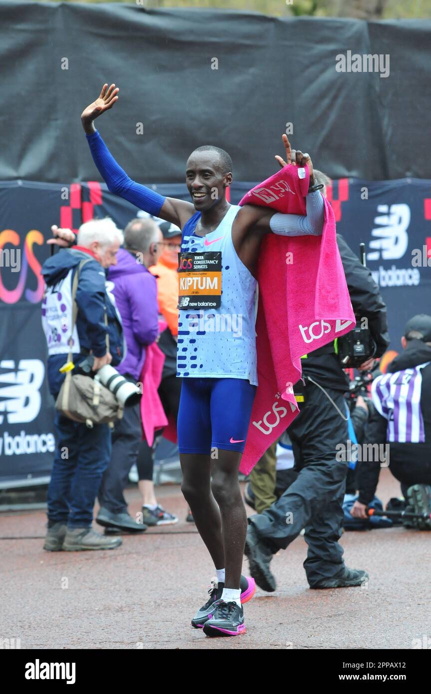London marathon winner 2023 hi-res stock photography and images - Alamy