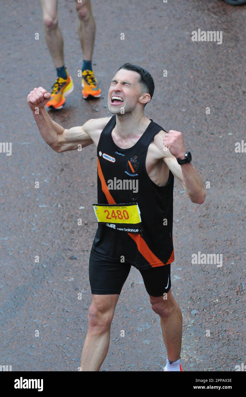 London marathon finishers hi-res stock photography and images - Alamy