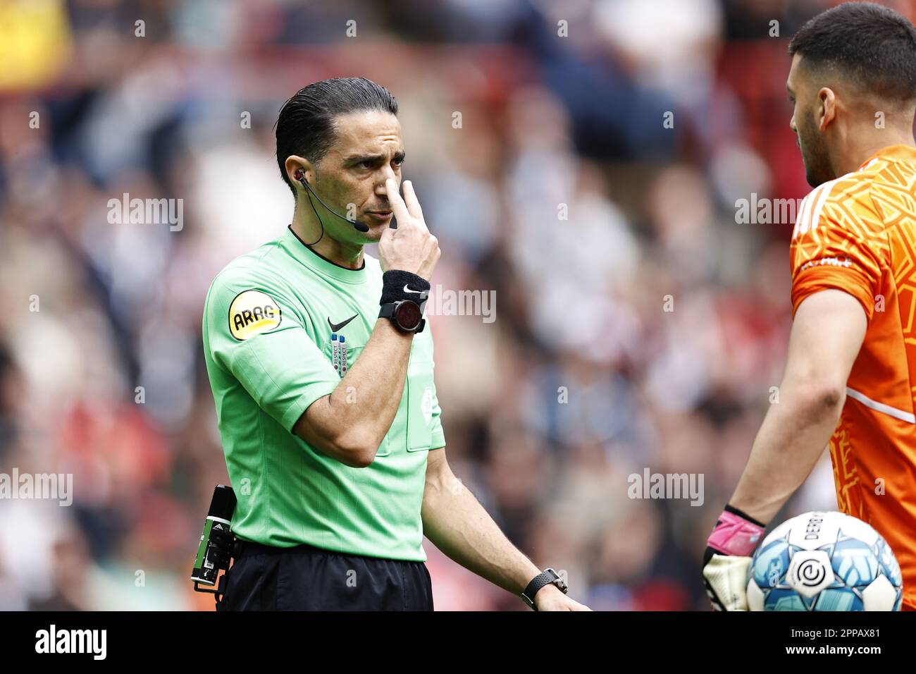 EINDHOVEN - (lr) referee Serdar Gozubuyuk, Ajax goalkeeper Geronimo ...