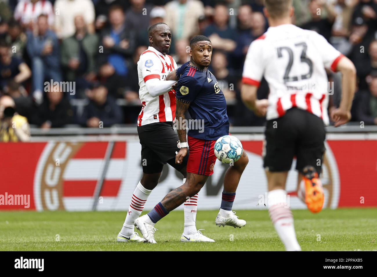 EINDHOVEN - (lr) Jordan Teze of PSV Eindhoven, Steven Bergwijn of Ajax ...