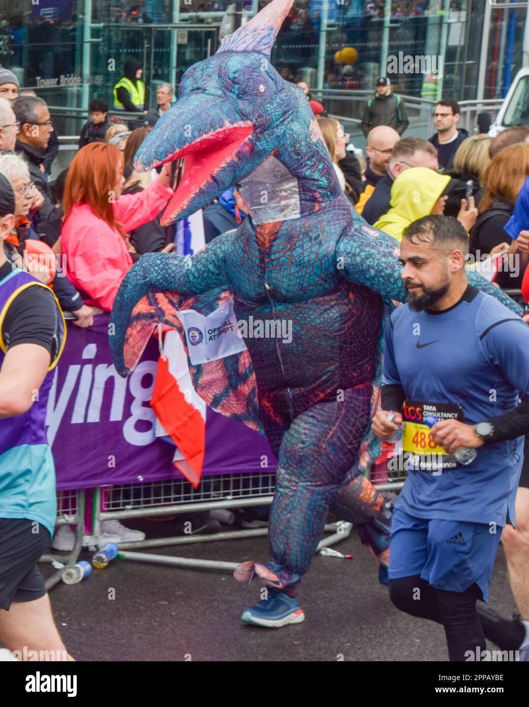 London, England, UK. 23rd Apr, 2023. A runner in a dinosaur costume ...
