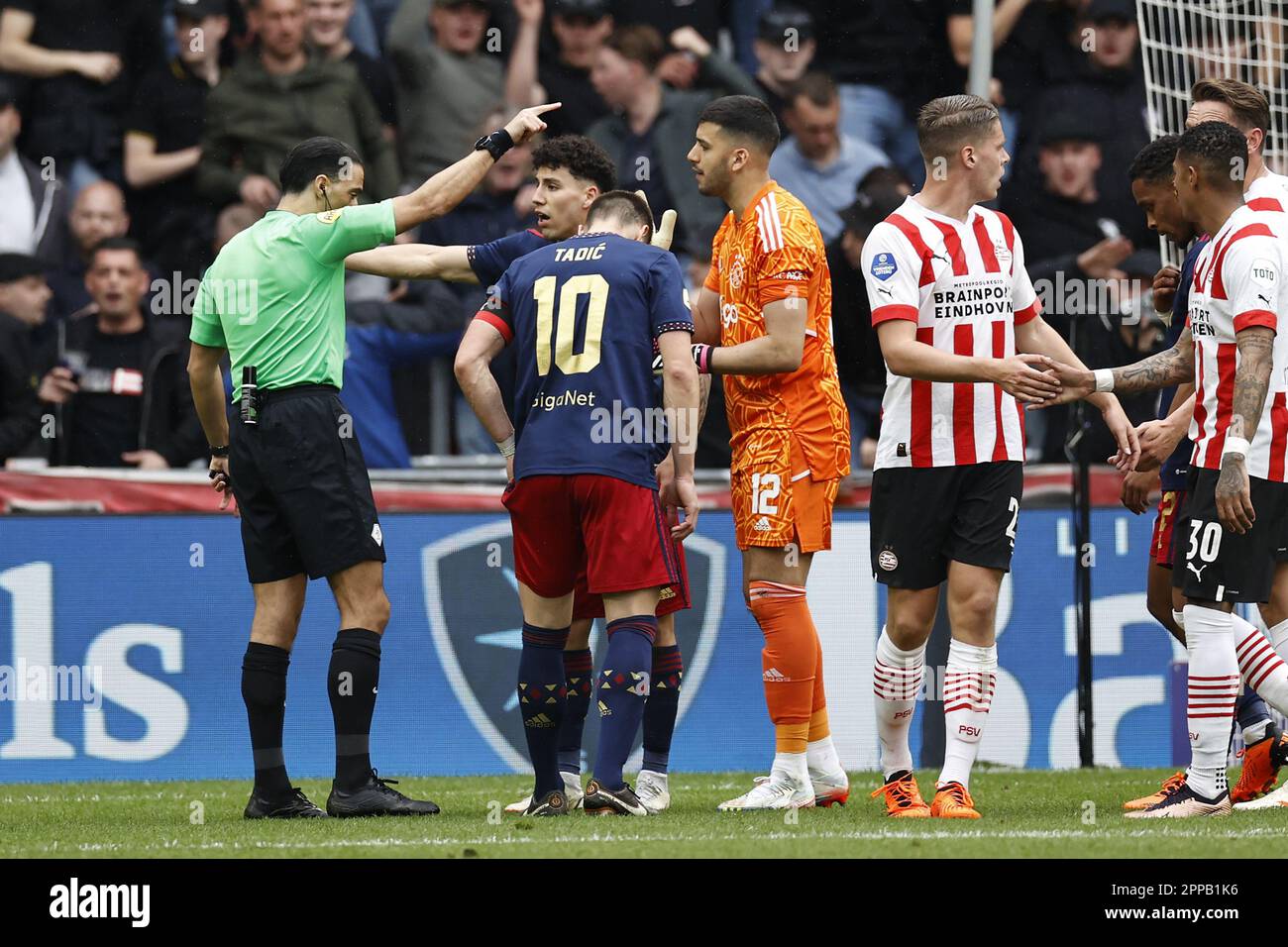 EINDHOVEN - (lr) referee Serdar Gozubuyuk, Jorge Sanchez of Ajax, Dusan ...