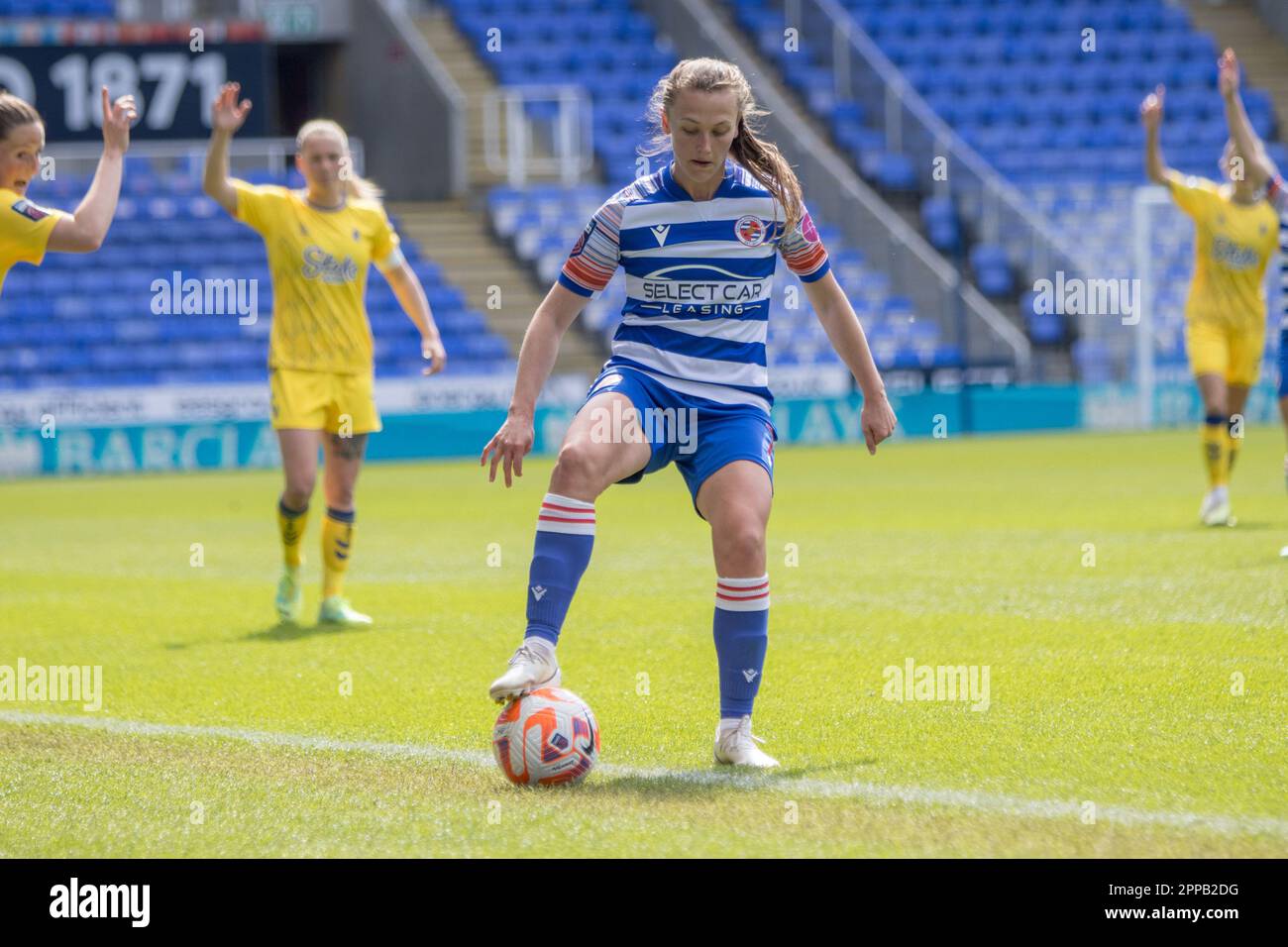 Reading, UK. 23rd Apr, 2023. Chloe Wellings (7 Reading) in action ...