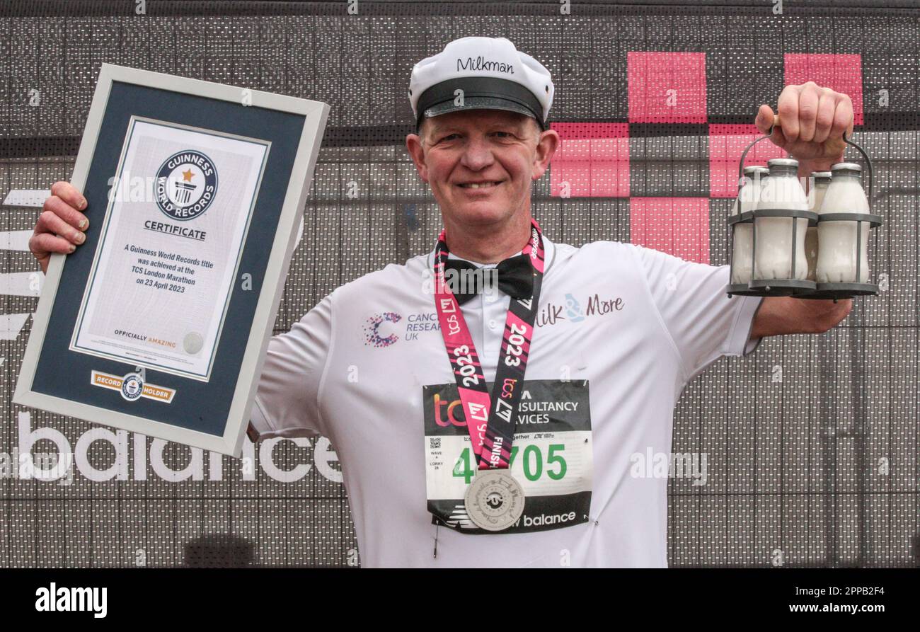 London marathon finish line 2022 hi-res stock photography and images ...