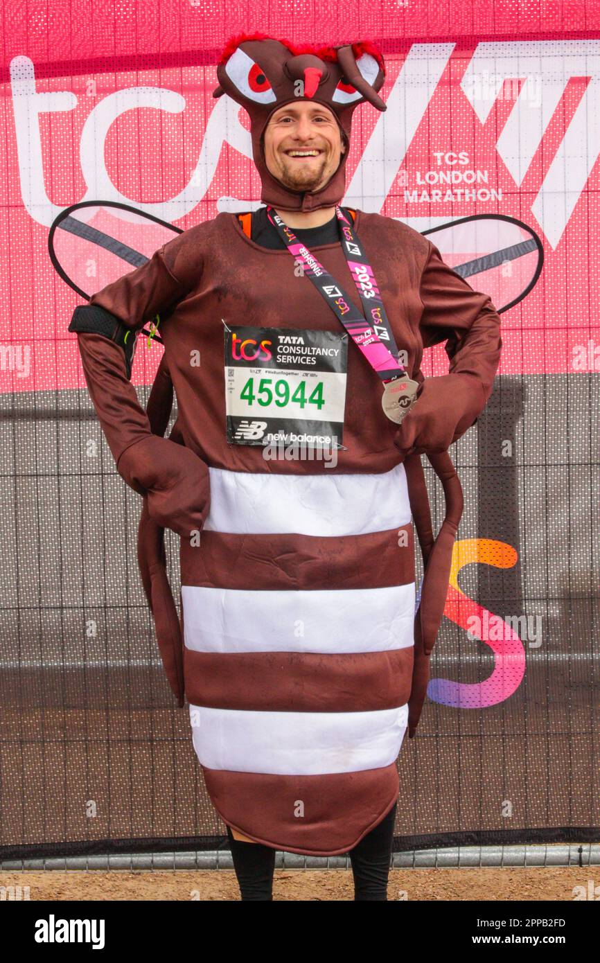 London marathon finish line 2022 hi-res stock photography and images ...