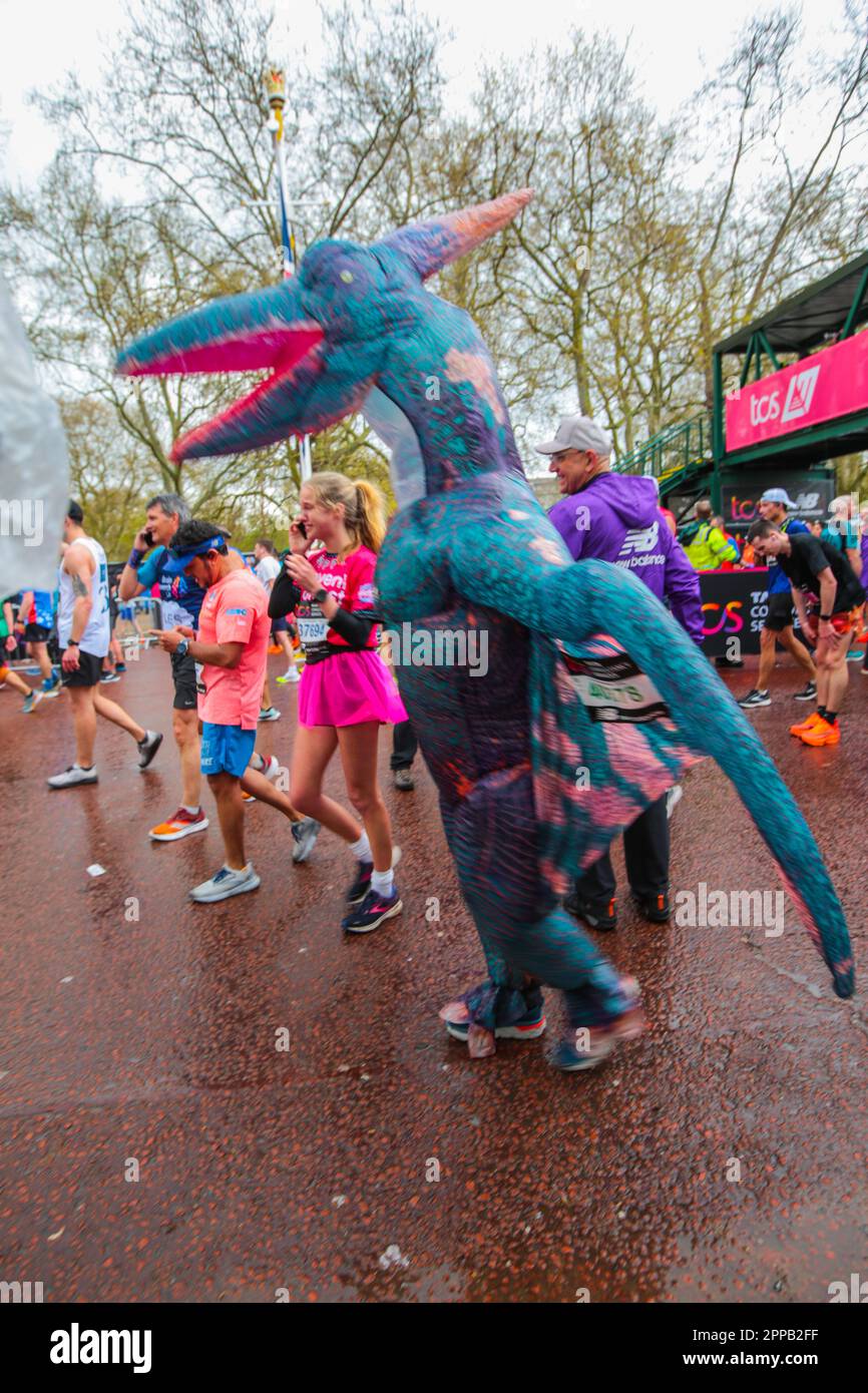 London marathon 2022 finish hi-res stock photography and images - Alamy