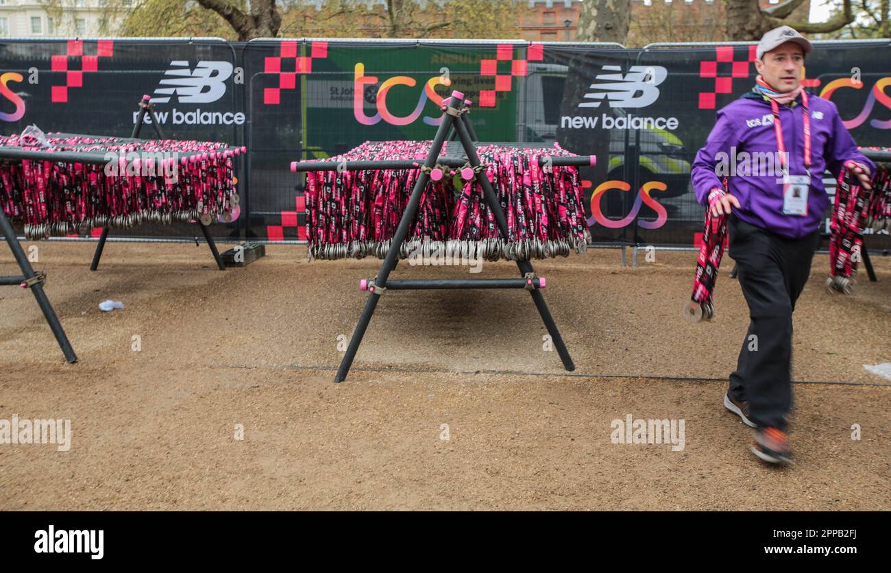 London marathon finish line 2022 hi-res stock photography and images ...