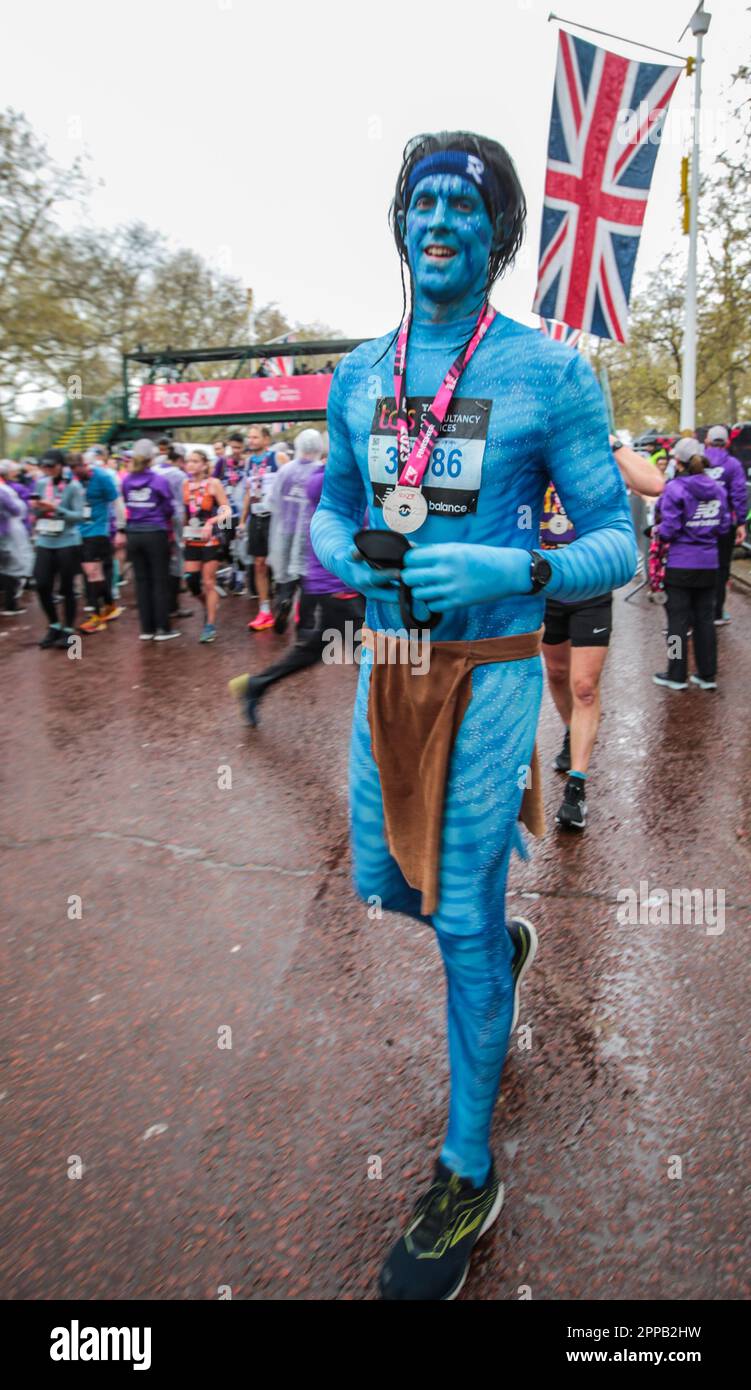 London marathon 2022 finish hi-res stock photography and images - Alamy
