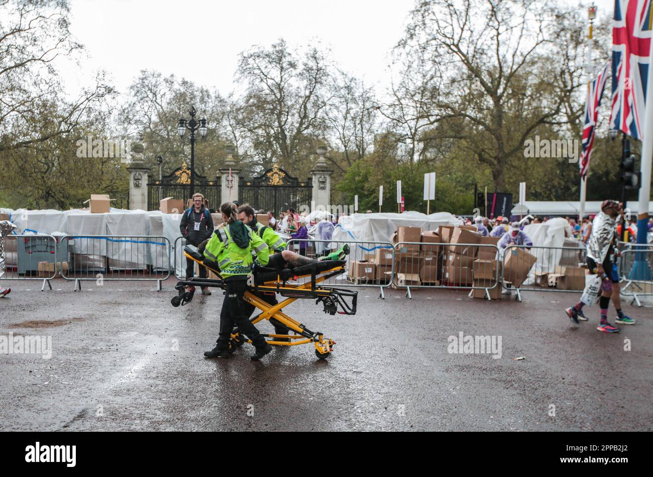 London marathon 2022 finish hi-res stock photography and images - Alamy