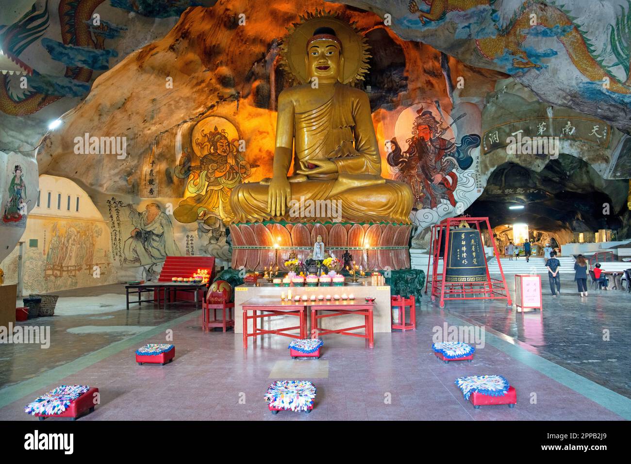 Perak Tong Cave Temple of Ipoh, Perak, Malaysia. Buddha cave Tersusun ...