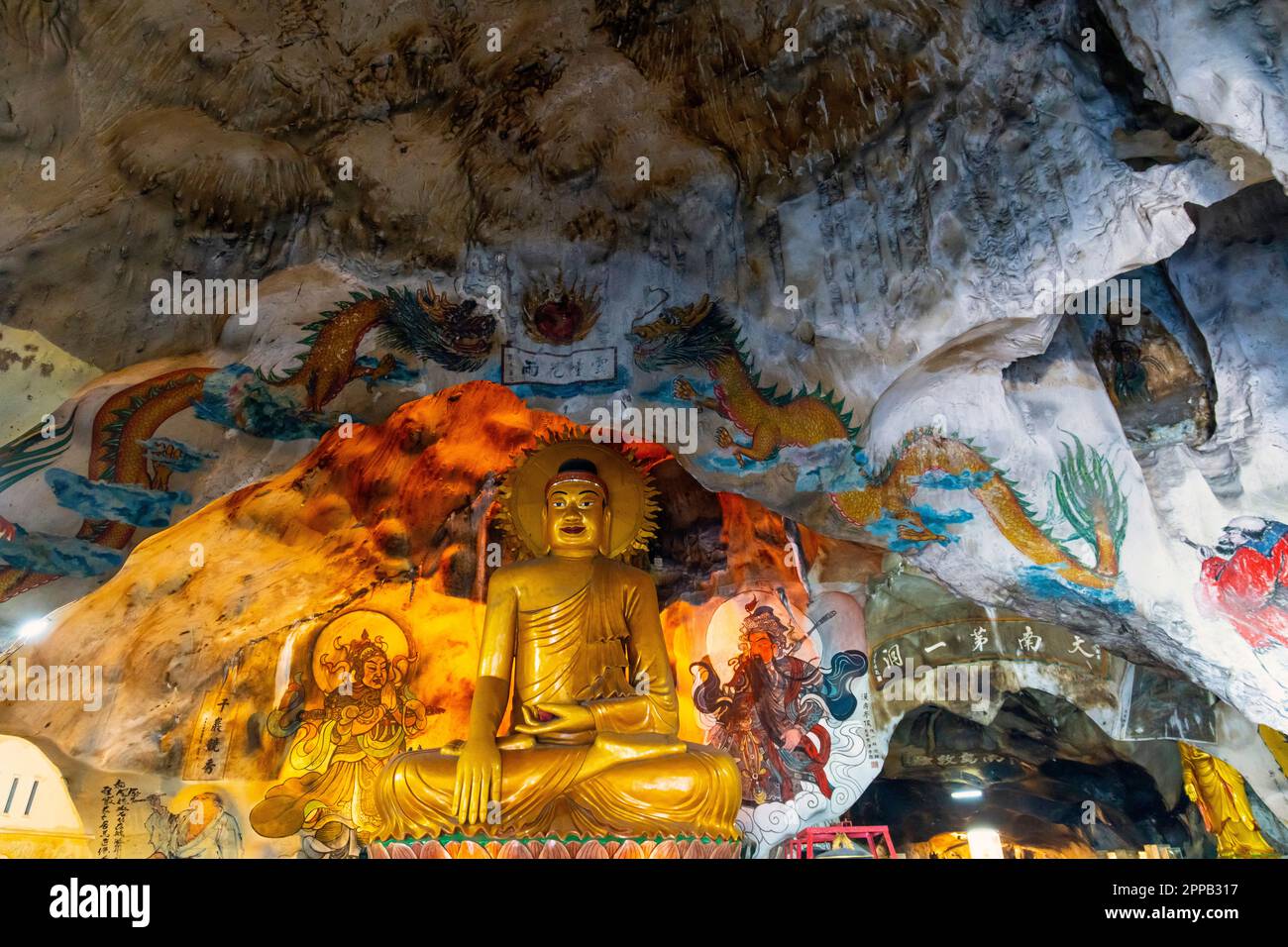 Perak Tong Cave Temple of Ipoh, Perak, Malaysia. Buddha cave Tersusun ...