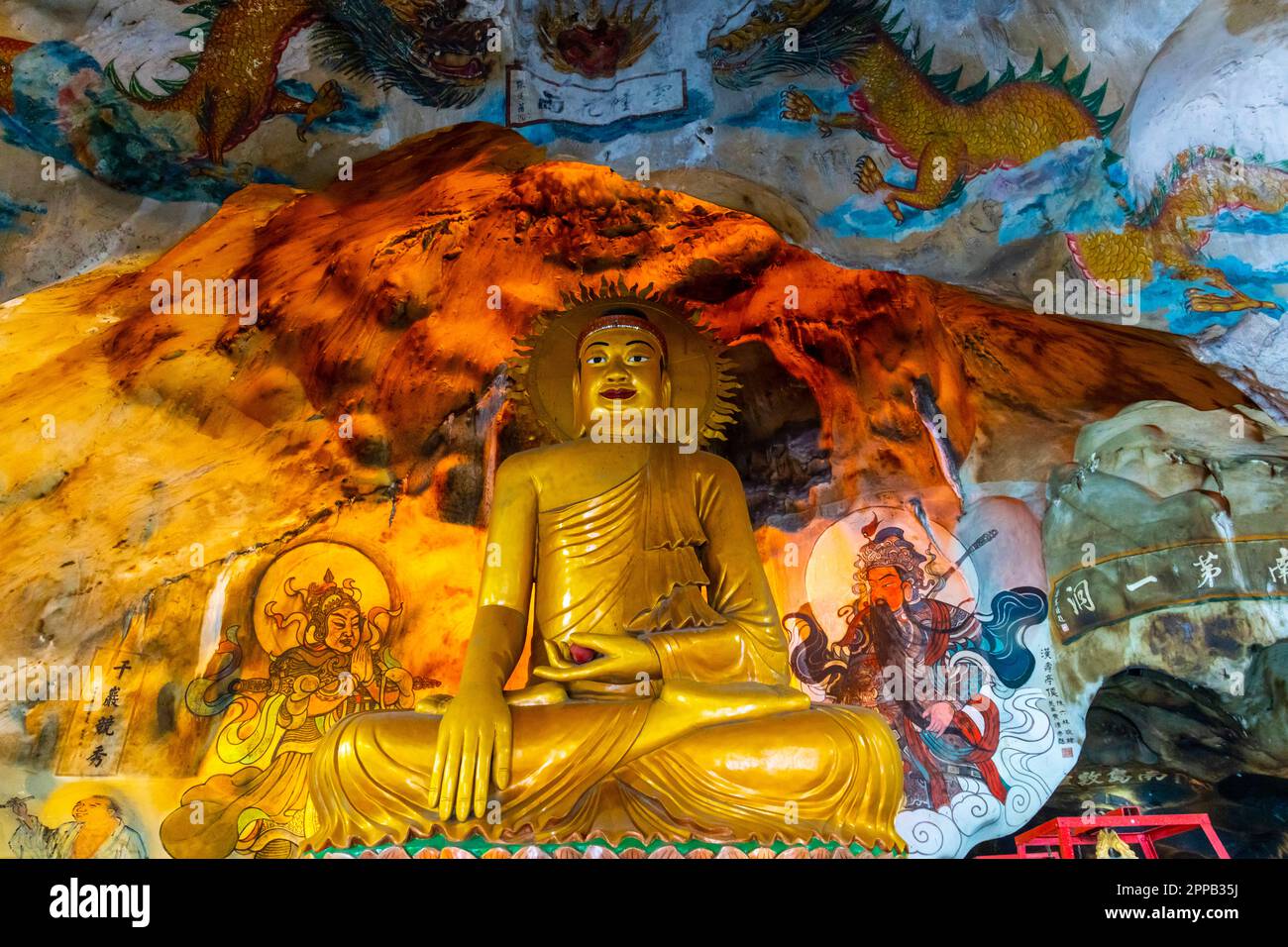 Perak Tong Cave Temple of Ipoh, Perak, Malaysia. Buddha cave Tersusun ...