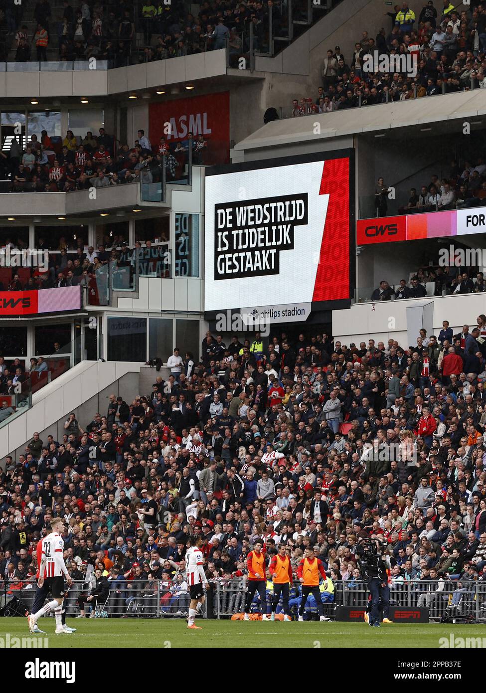 EINDHOVEN - Match temporarily suspended during the Dutch premier league ...