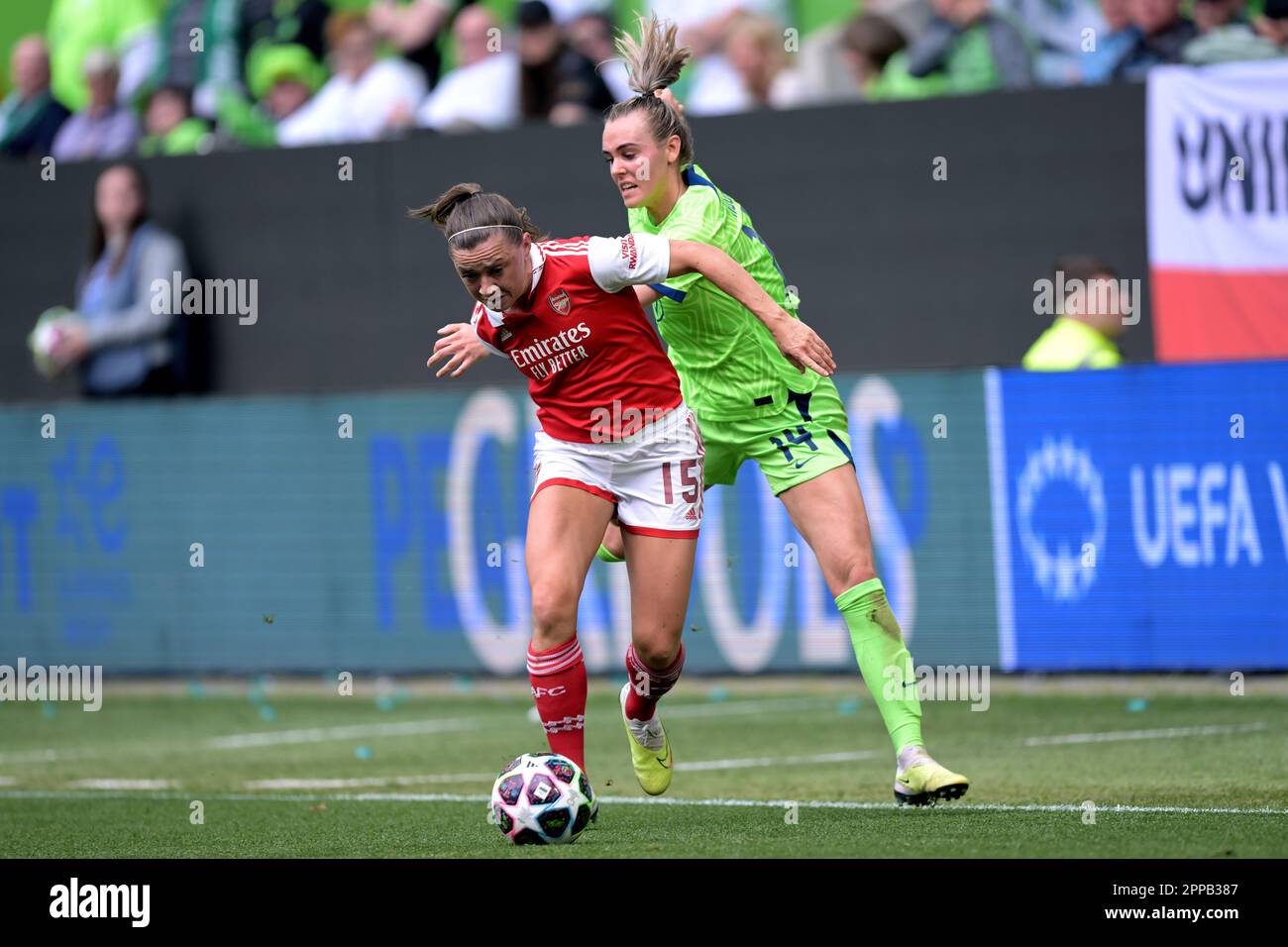 WOLFSBURG - (l-r) Katie McCabe of Arsenal WFC, Jill Roord of VFL Wolfsburg women during the UEFA ...