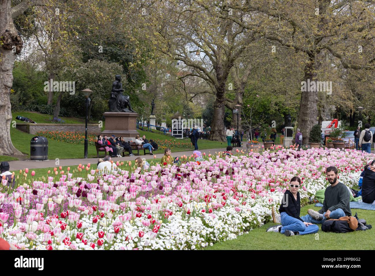 Victoria Embankment gardens with Spring Coronation display of flowers ...