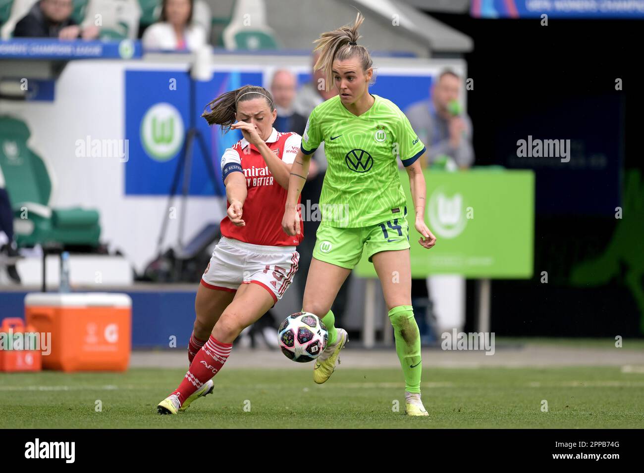 WOLFSBURG - (l-r) Katie McCabe of Arsenal WFC, Jill Roord of VFL Wolfsburg women during the UEFA ...