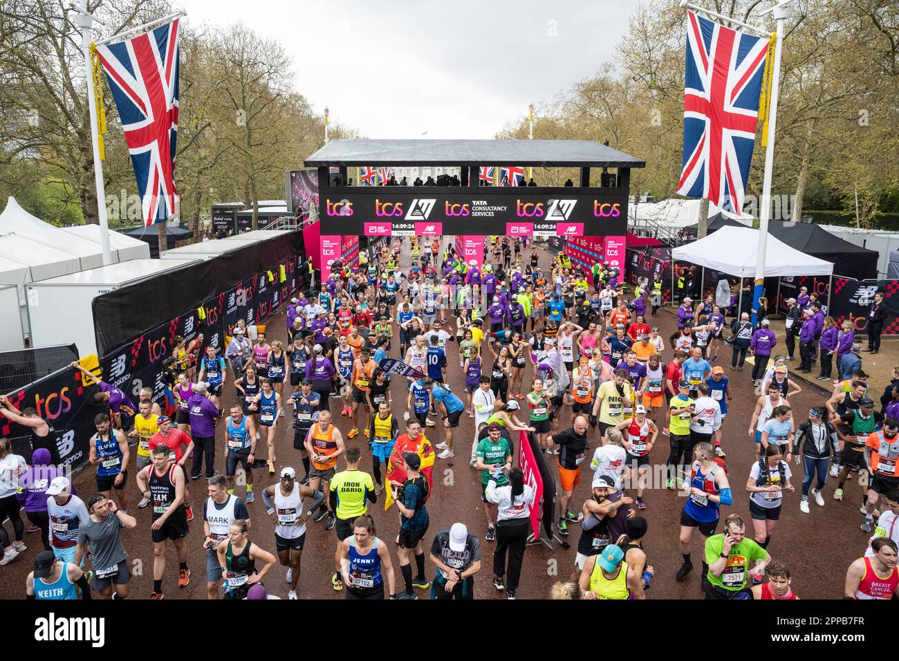 London marathon finish line hi-res stock photography and images - Alamy