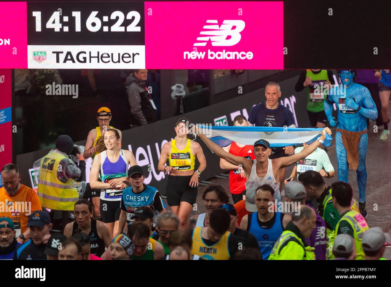 London marathon finish line hi-res stock photography and images - Alamy