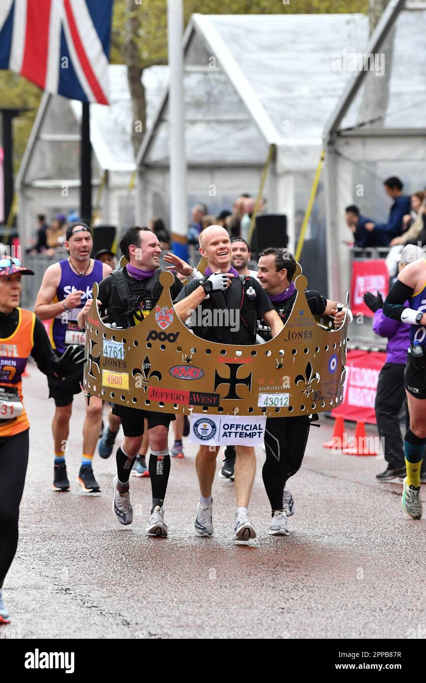 London, UK. 23rd Apr, 2023. TCS 2023 London Marathon; Runners inside a ...