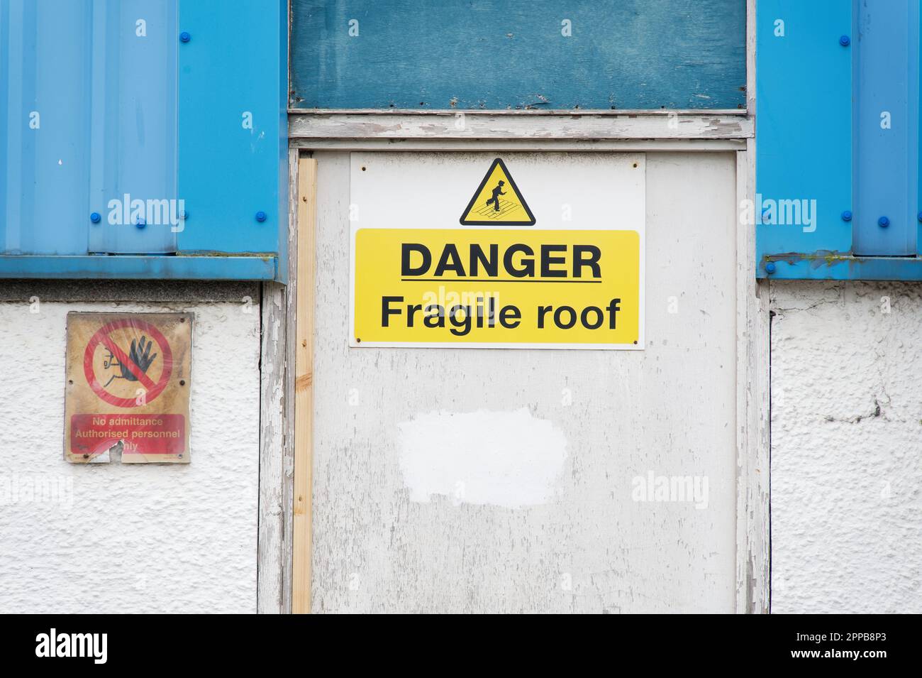 Roof safety sign warning of danger to the public Stock Photo - Alamy