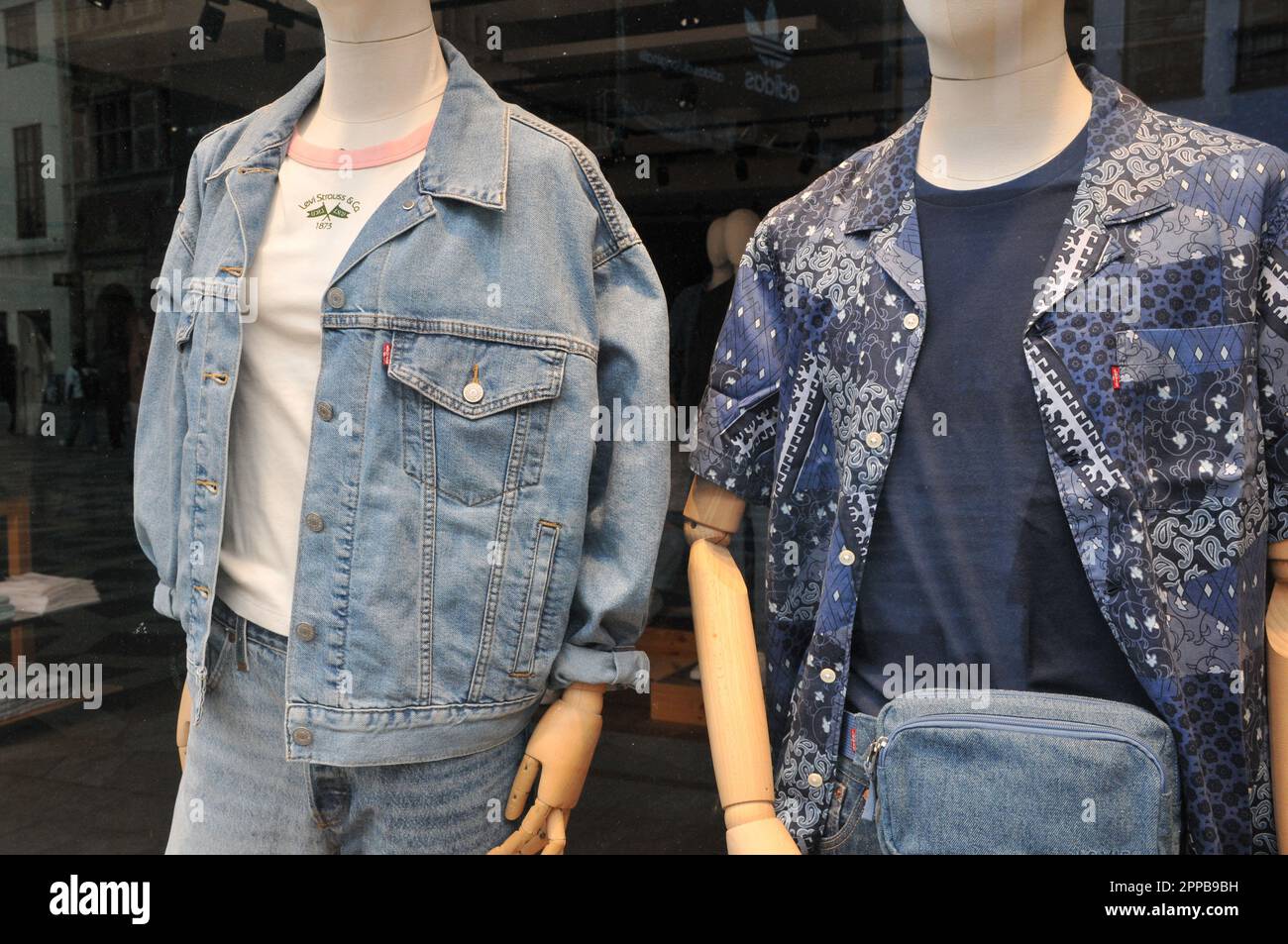 Levis cloths hi-res stock photography and images - Alamy