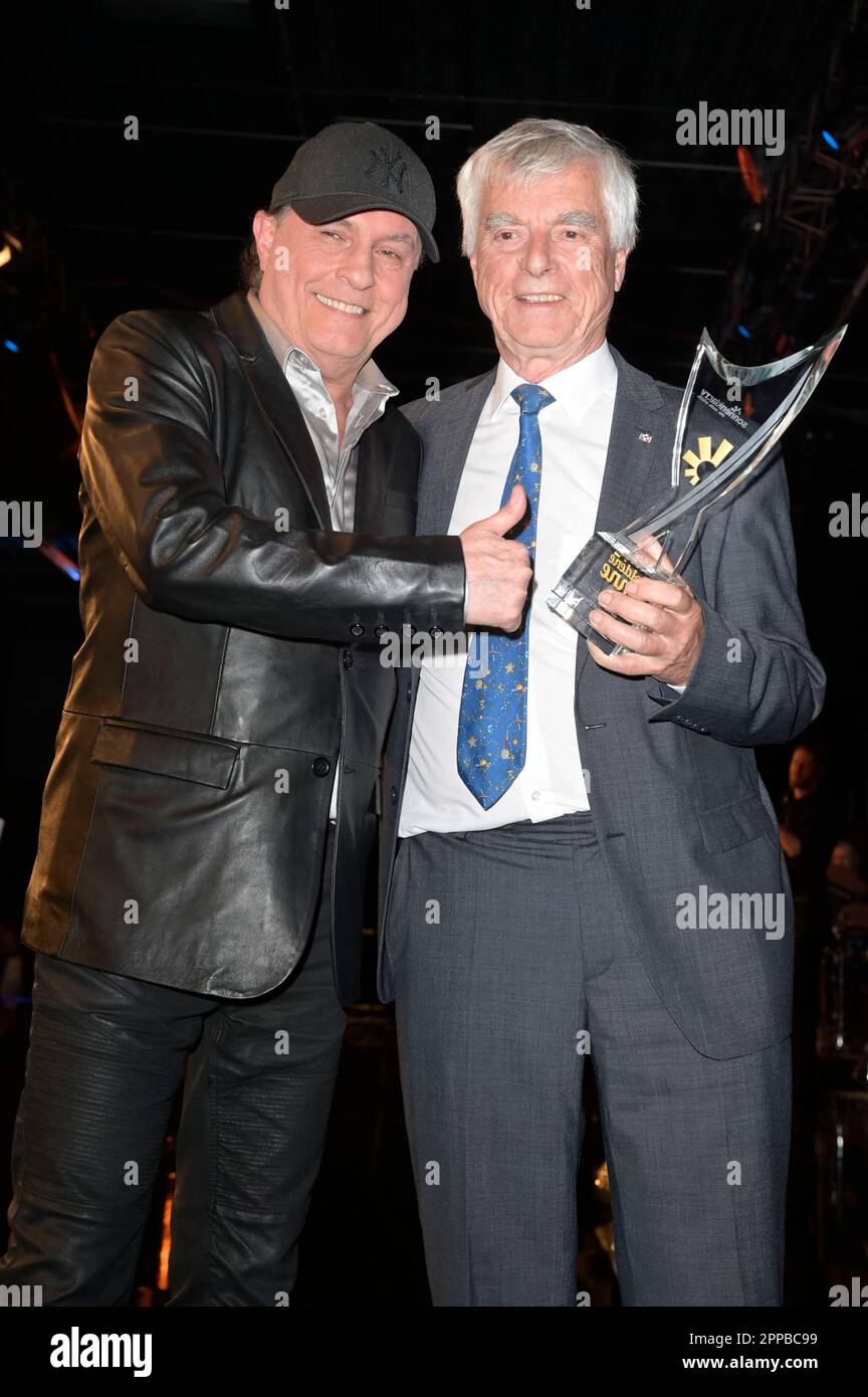 Peter Schilling und Ulf Merbold bei der Verleihung der Goldenen Sonne ...