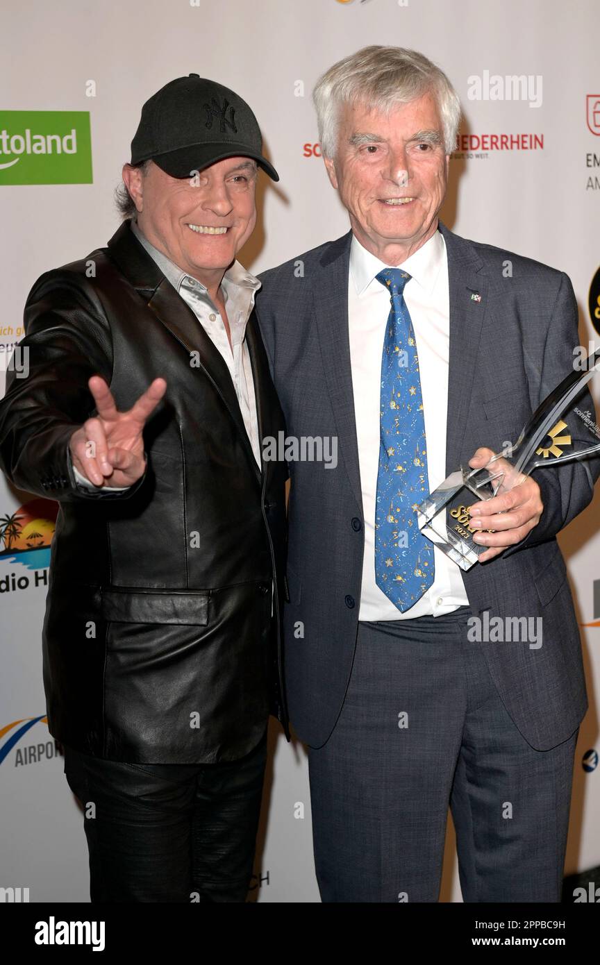 Peter Schilling und Ulf Merbold bei der Verleihung der Goldenen Sonne ...