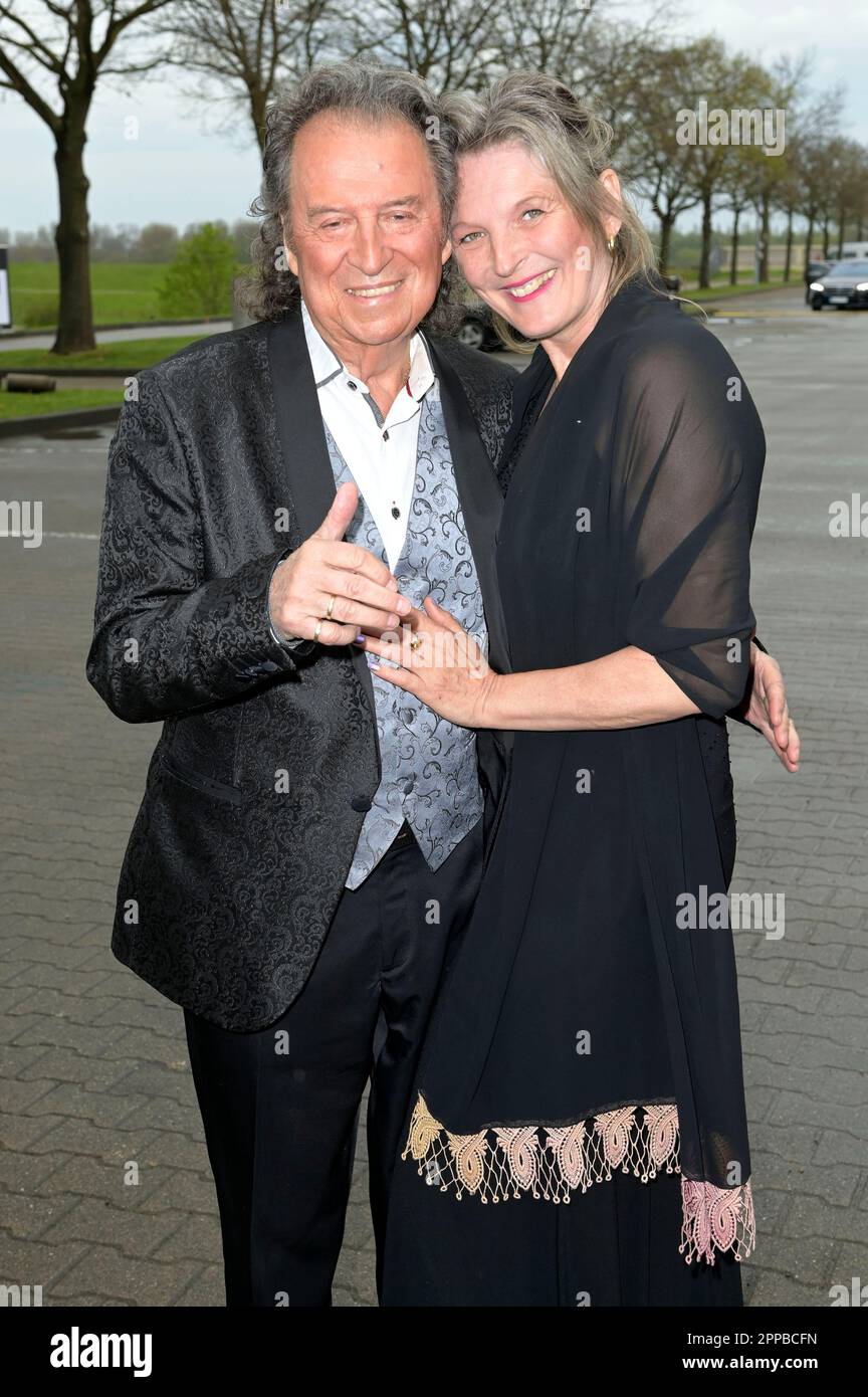 Chris Andrews mit Ehefrau Alexandra Andrews bei der Verleihung der Goldenen Sonne 2023 während ...