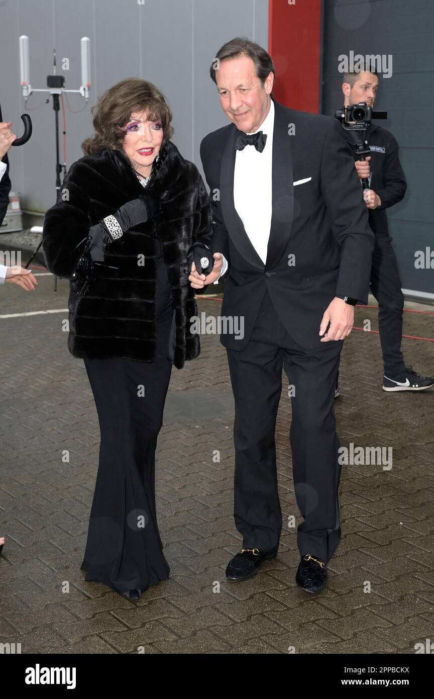 Joan Collins mit Ehemann Percy Gibson bei der Verleihung der Goldenen ...