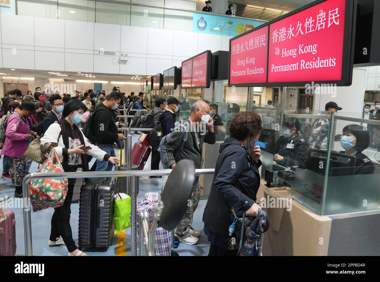 Passengers ready to cross the border at Lo Wu. The checkpoint begins ...