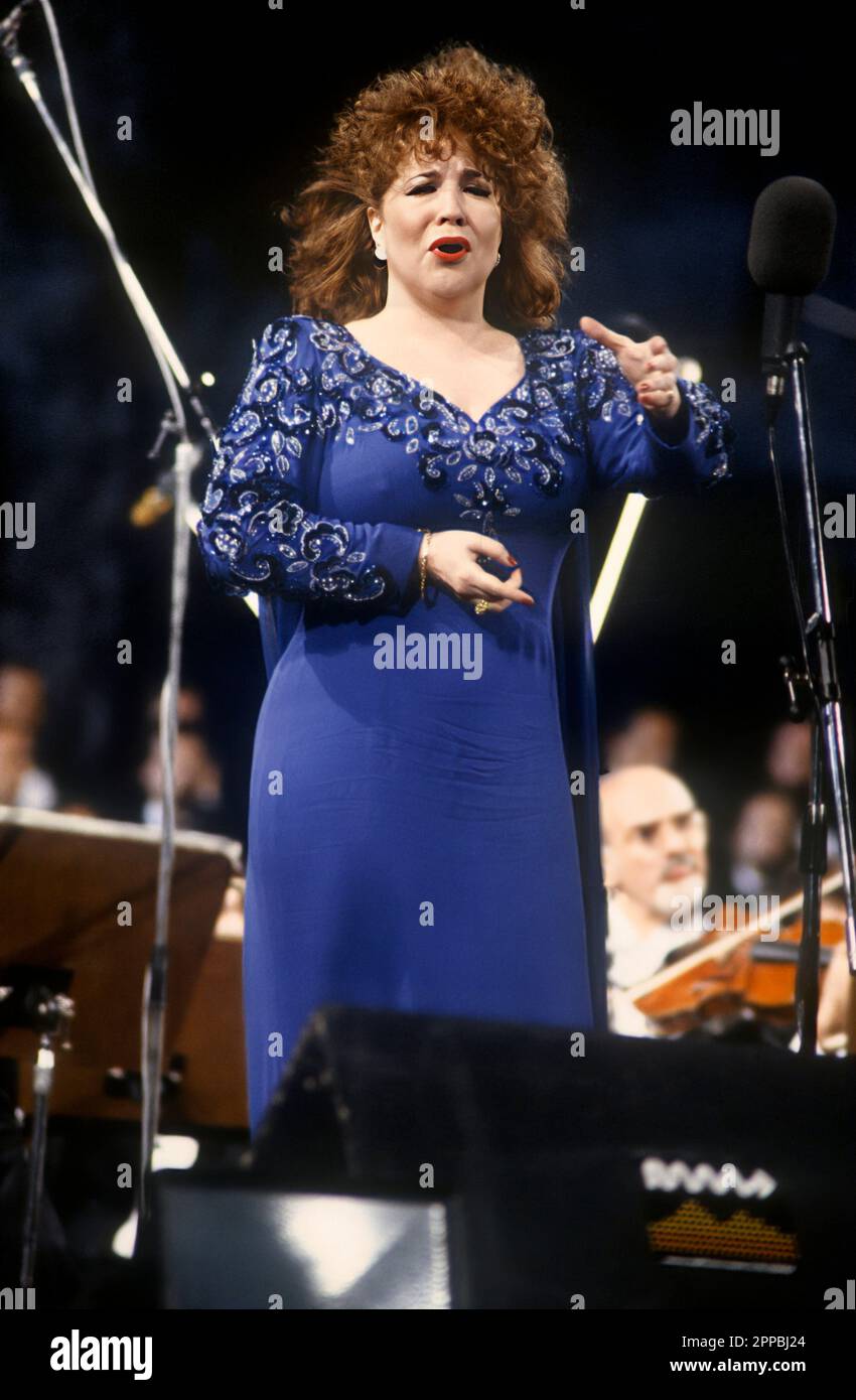 Cantante soprano hi-res stock photography and images - Alamy