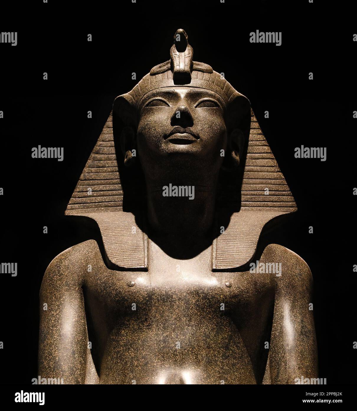 Statue of Tutankhamun looking at the sky, detail Stock Photo - Alamy