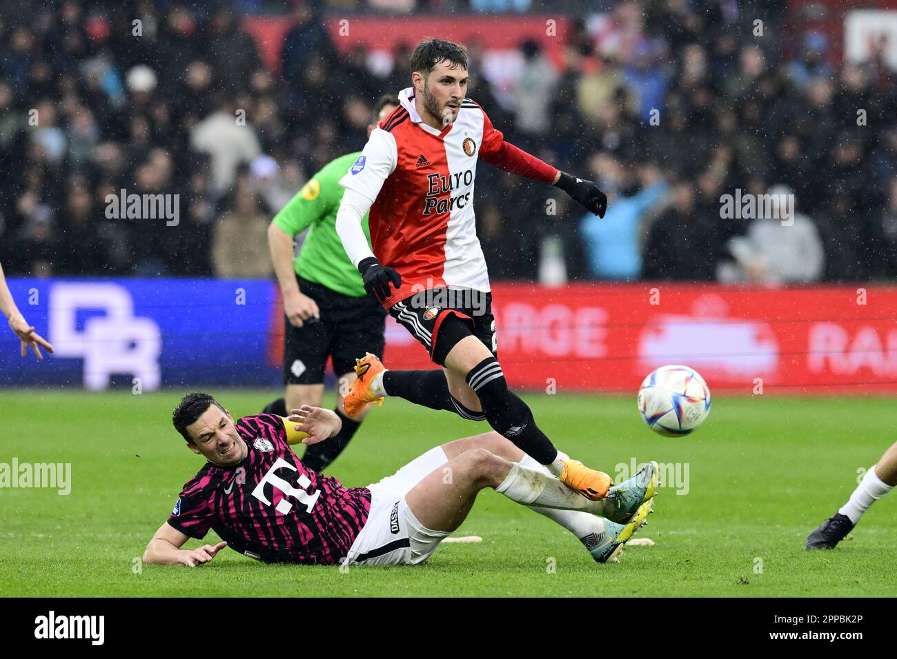 ROTTERDAM - (l-r) Nick Viergever of FC Utrecht, Santiago Gimenez of Feyenoord during the Dutch ...