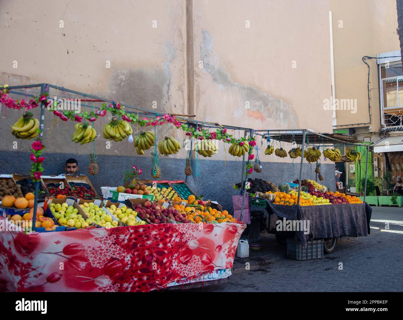 Urban life, shops and workshops, markets and common life in the streets ...