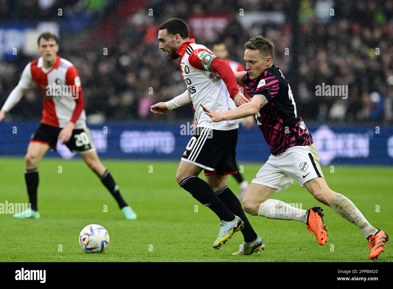 ROTTERDAM - (l-r) Orkun Kokcu of Feyenoord, Jens Toornstra of FC Utrecht during the Dutch ...