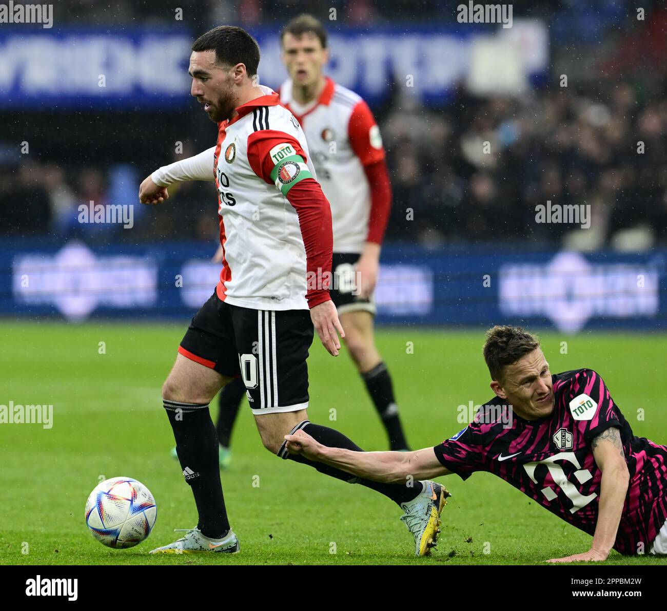 ROTTERDAM - (l-r) Orkun Kokcu of Feyenoord, Jens Toornstra of FC Utrecht during the Dutch ...