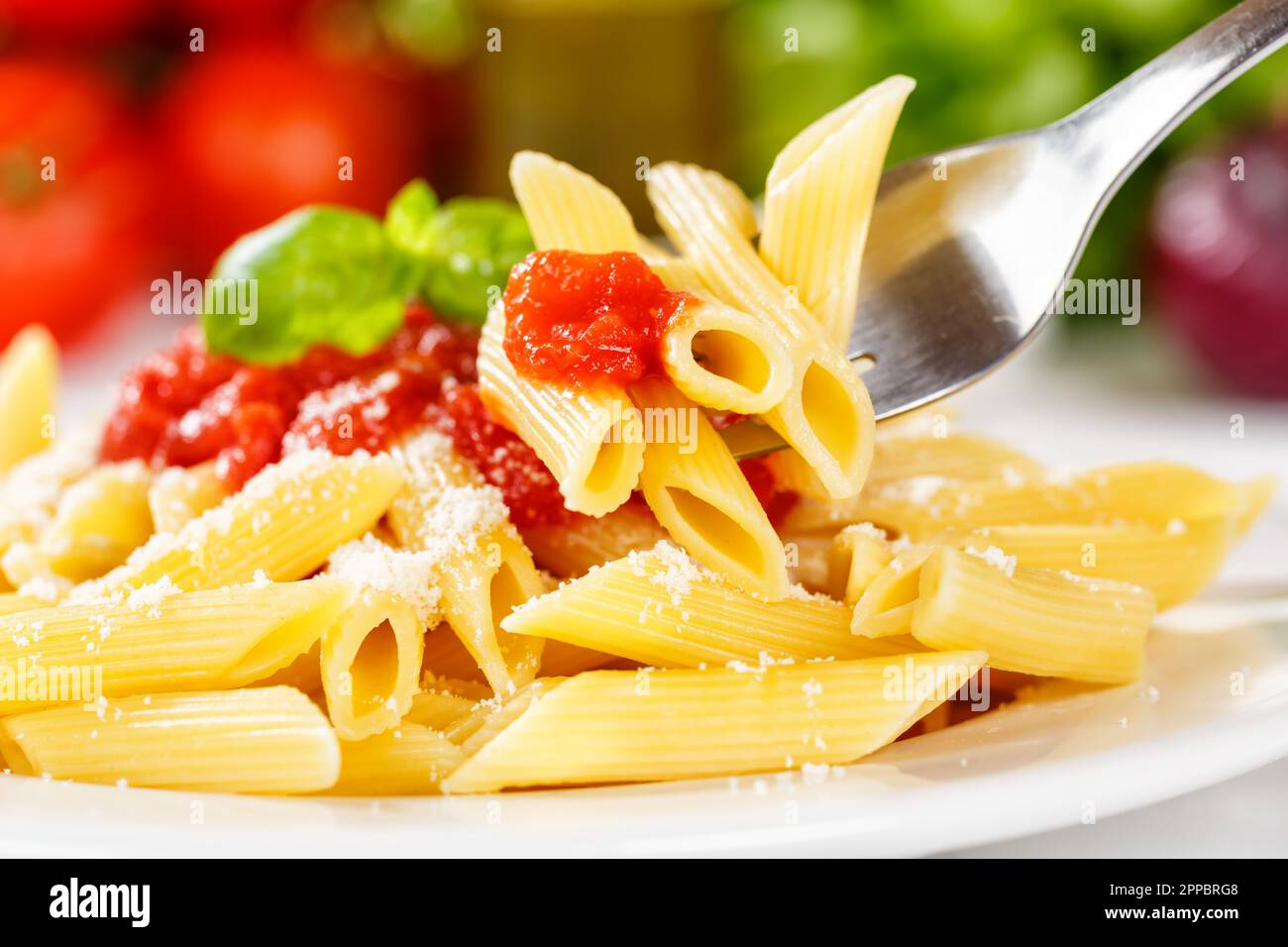 Penne pasta tomatensauce teller hi-res stock photography and images - Alamy