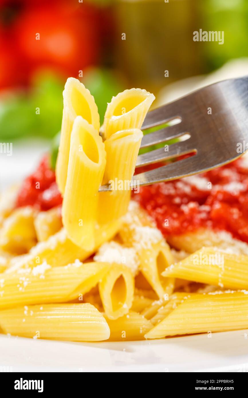 Penne pasta tomatensauce teller hi-res stock photography and images - Alamy