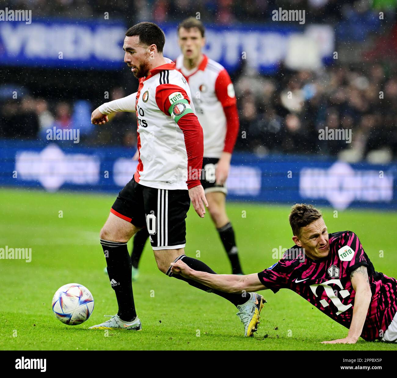 ROTTERDAM - Orkun Kokcu of Feyenoord, Jens Toornstra of FC Utrecht during the Dutch premier ...