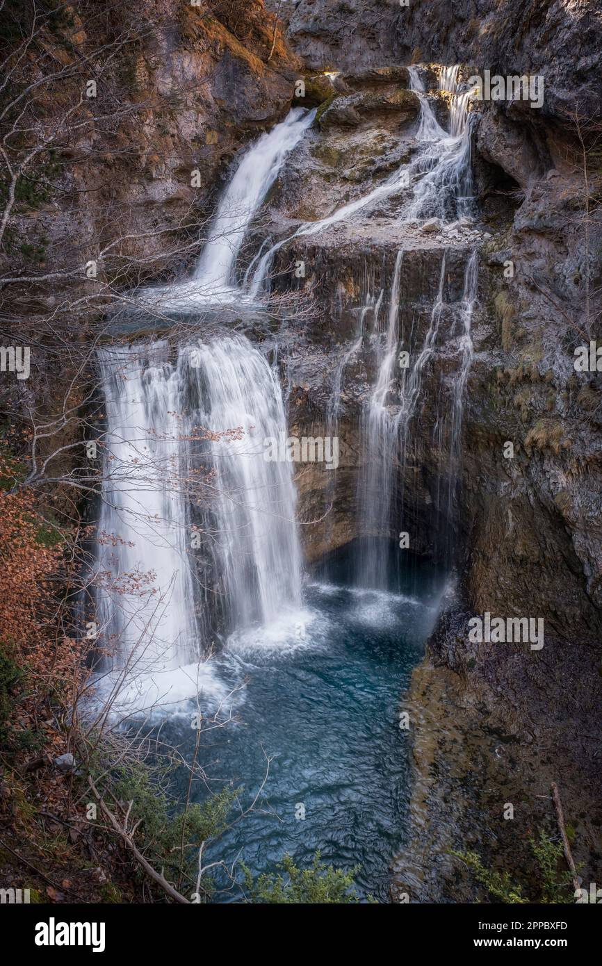 L waterfall hi-res stock photography and images - Alamy
