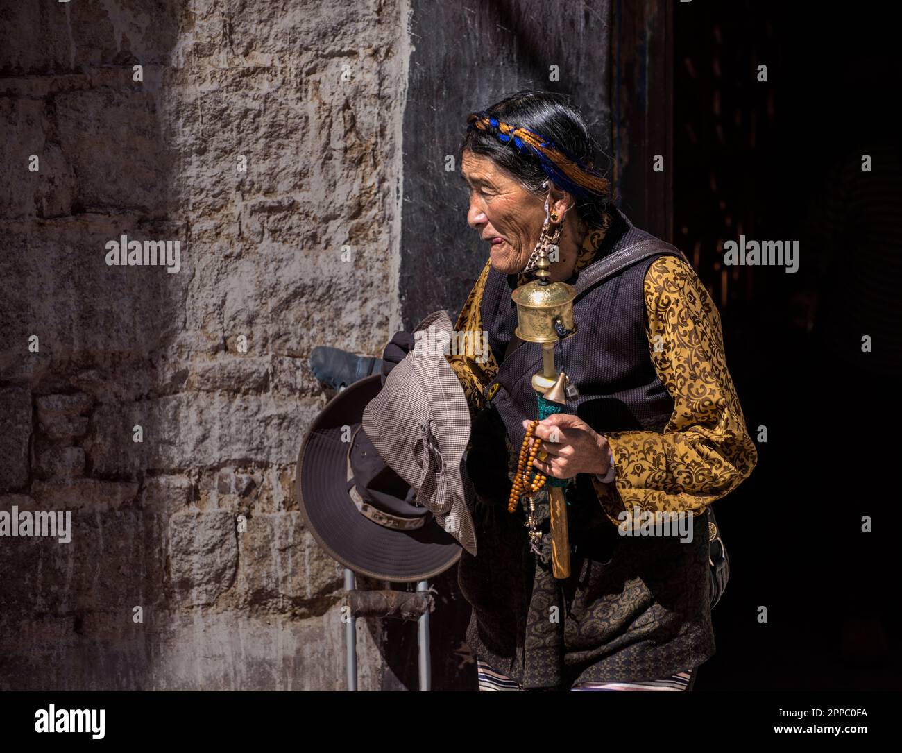 women chanting prayers Stock Photo - Alamy