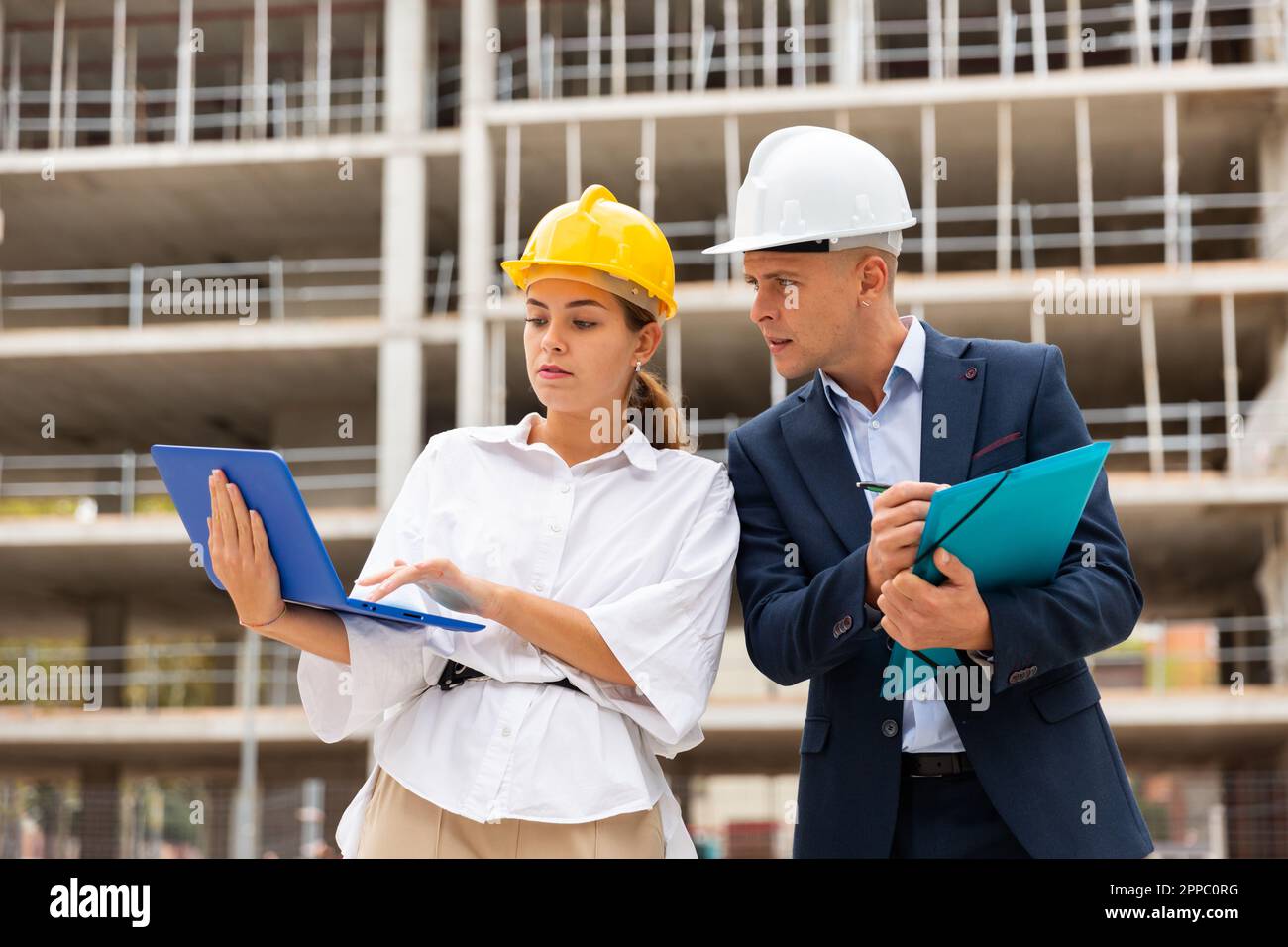 Enginners in building yard discussing new project Stock Photo - Alamy