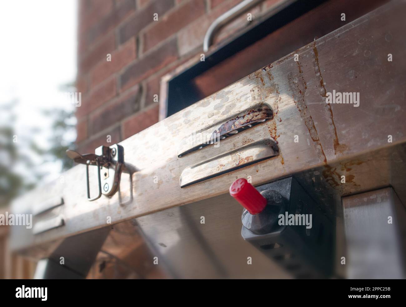 From bellow, a small stainless steel BBQ and its electric lighter ...